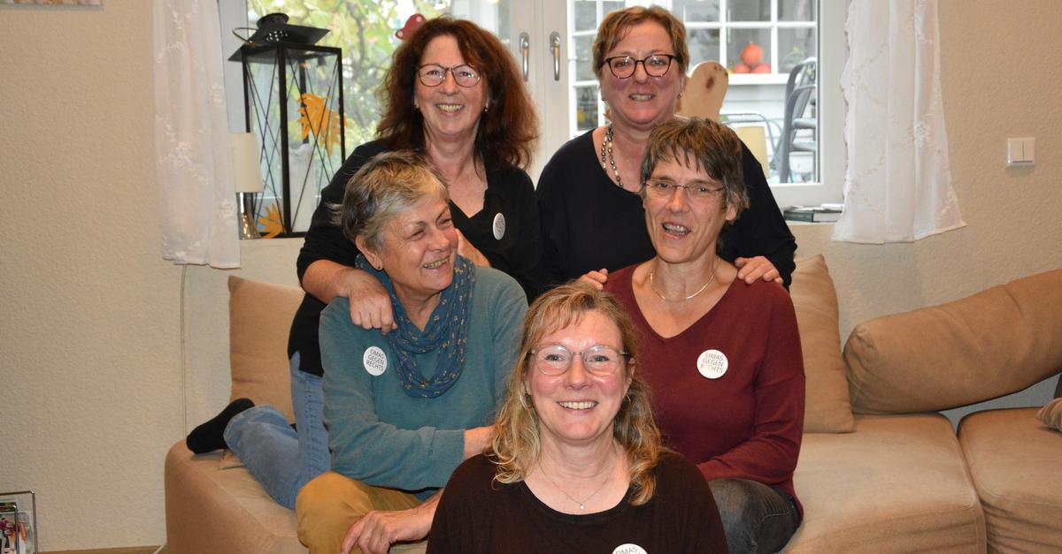 „Omas gegen rechts“ setzen Zeichen für Toleranz und Menschlichkeit